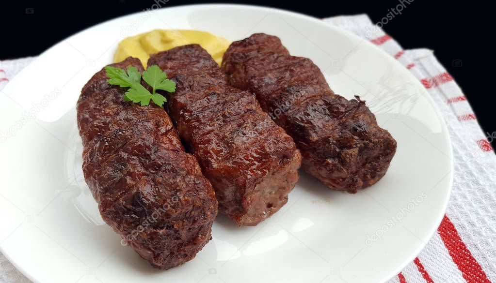 Rollos de carne (mititei o mici) comida tradicional rumana con mostaza 2024