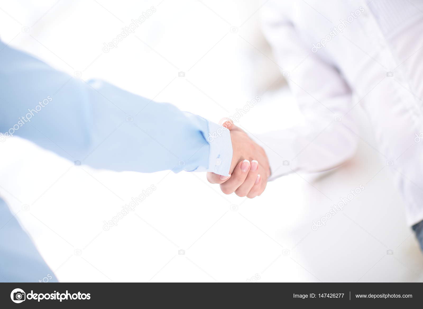 Vue rapprochée du concept de poignée de main de partenariat d'affaires ...