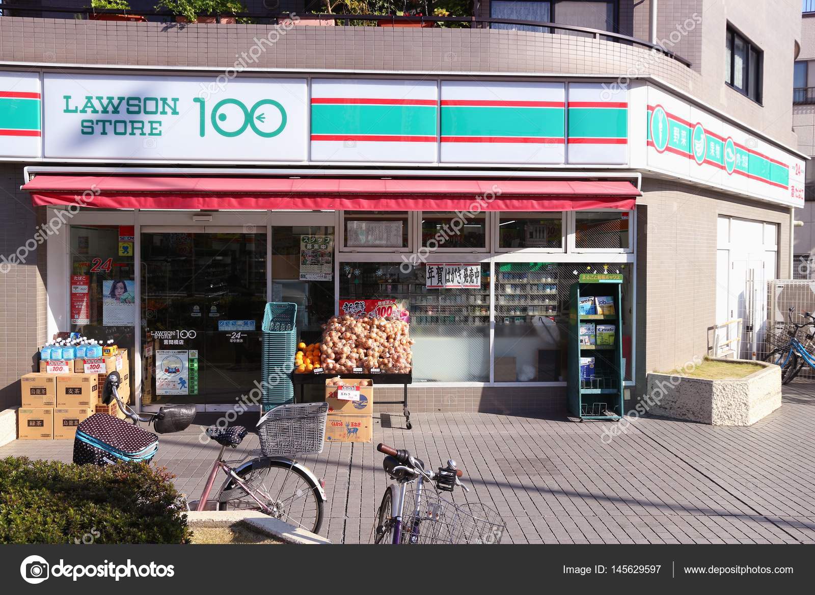 100 yen shop – Stock Editorial Photo © tupungato #145629597