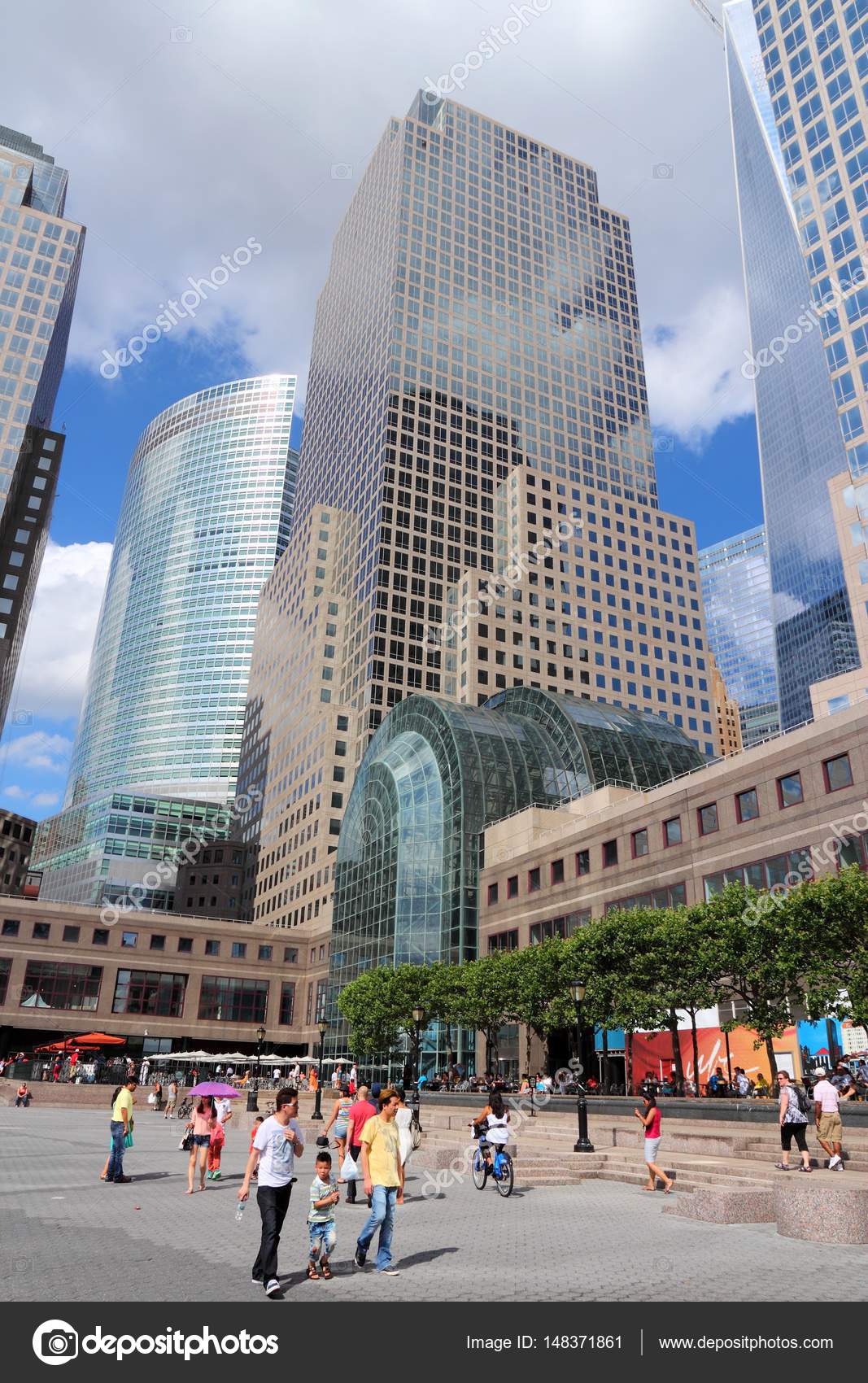 American Express Tower – Stock Editorial Photo © tupungato #148371861