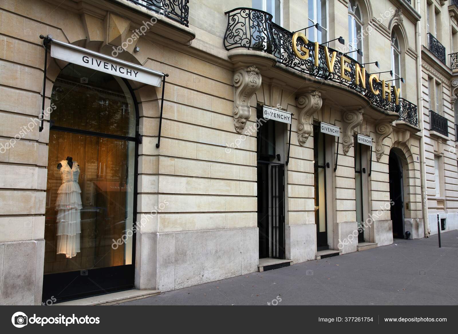 París Francia Julio 2011 Sede Empresa Givenchy Tienda Insignia París ...