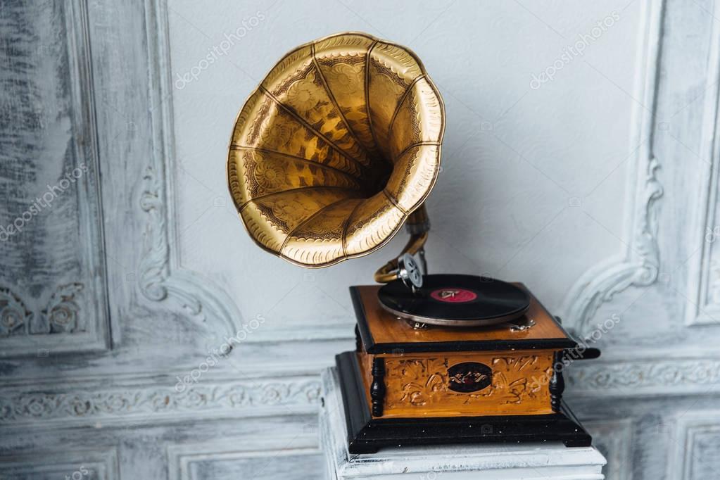 El viejo gramófono con altavoz de cuerno se coloca sobre un fondo ...
