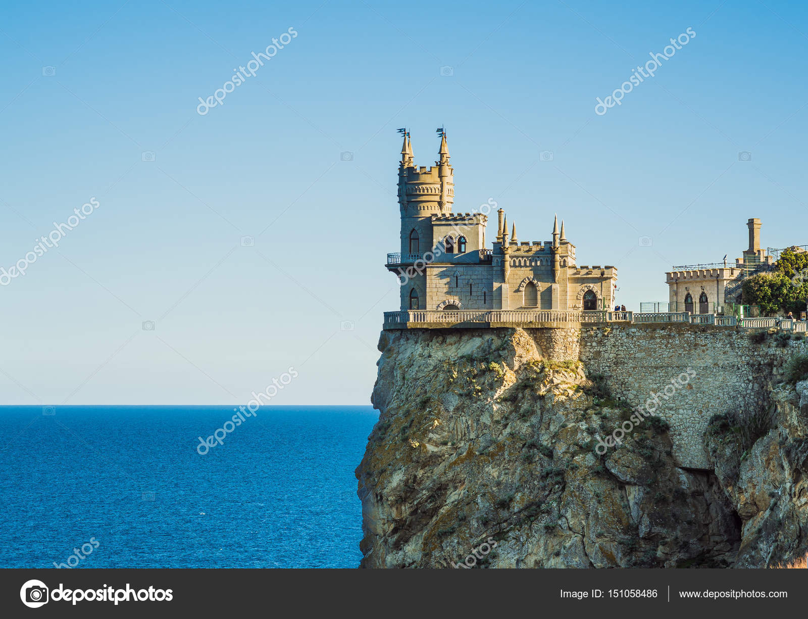 The Swallow's Nest castle over Black Sea in Crimea — Stock Editorial ...