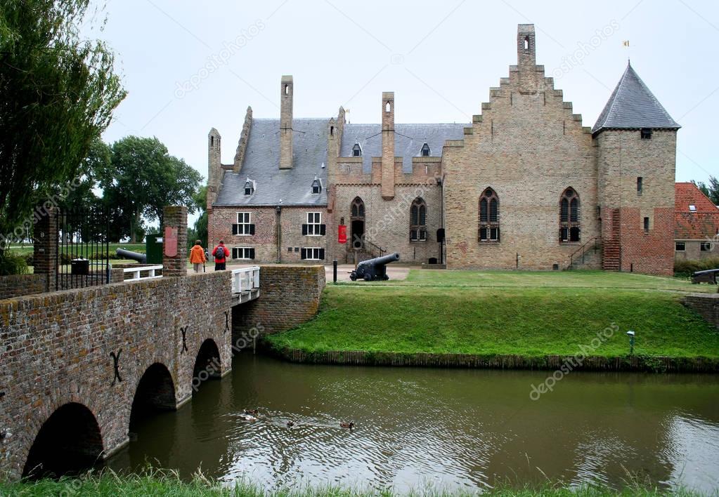 Radboud Castle es un castillo en la orilla este del puerto de Medemblik ...