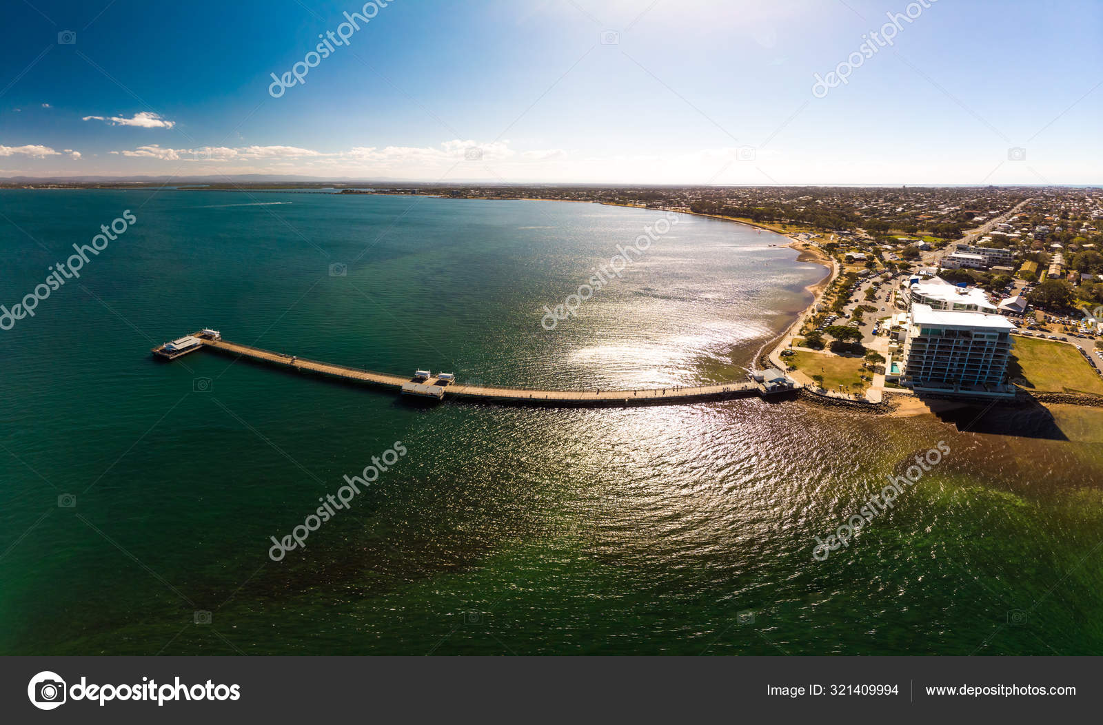 Woody Point Jetty is a landmark on the Moreton Bay on Redcliffe Stock ...