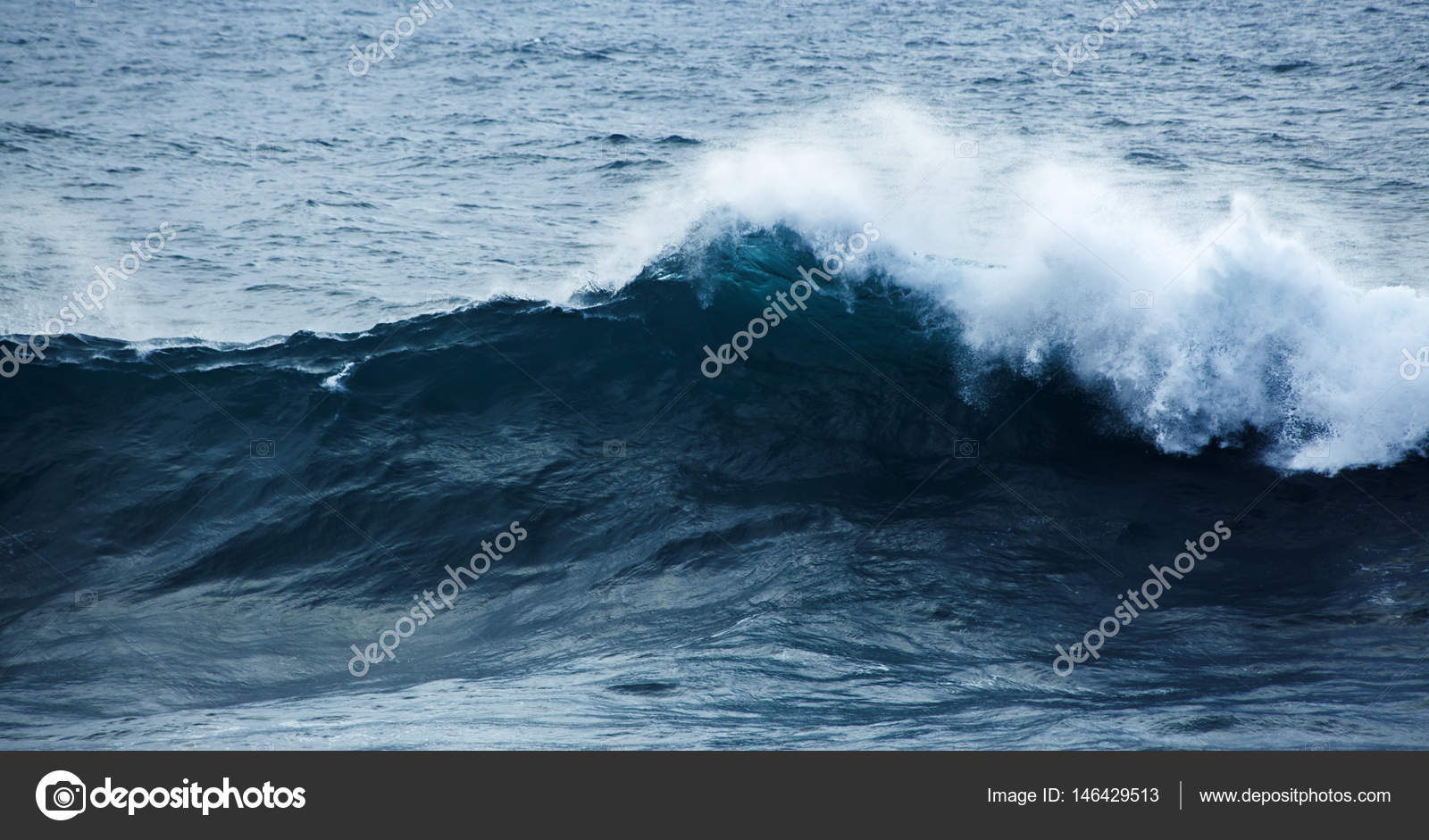 Powerful ocean wave breaking Stock Photo by ©Tamara_k 146429513