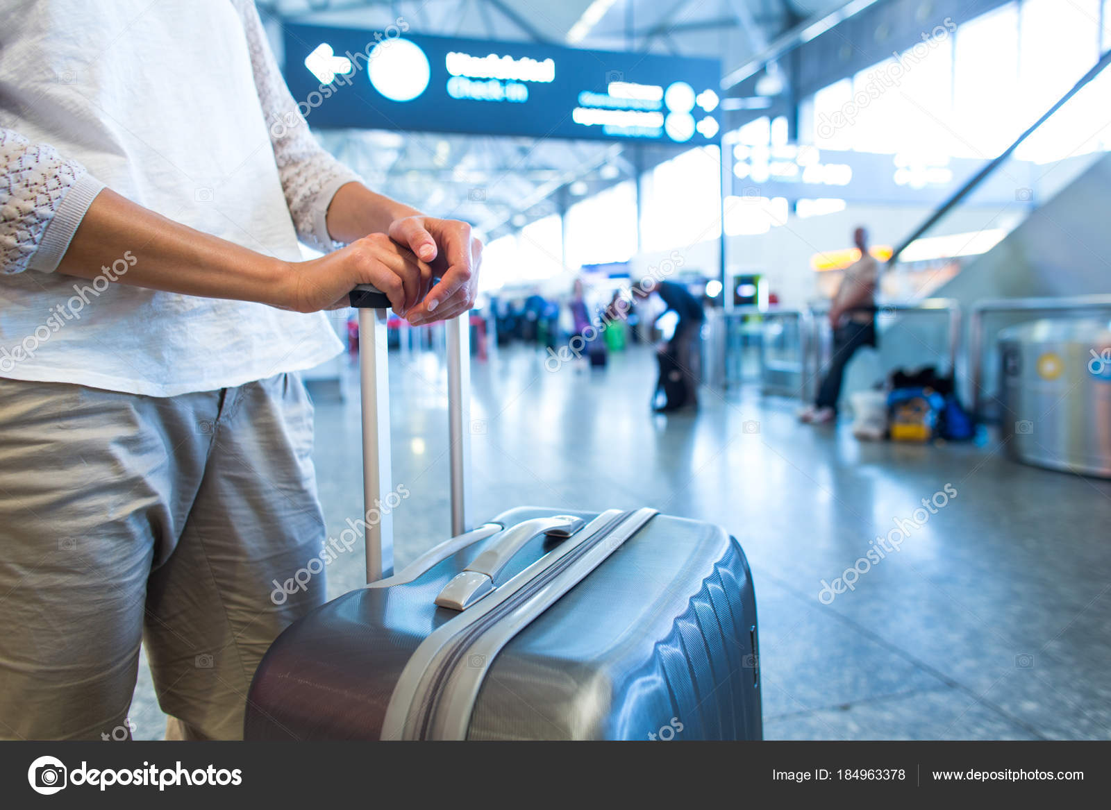 Joven pasajera en el aeropuerto, esperando su vuelo retrasado ...