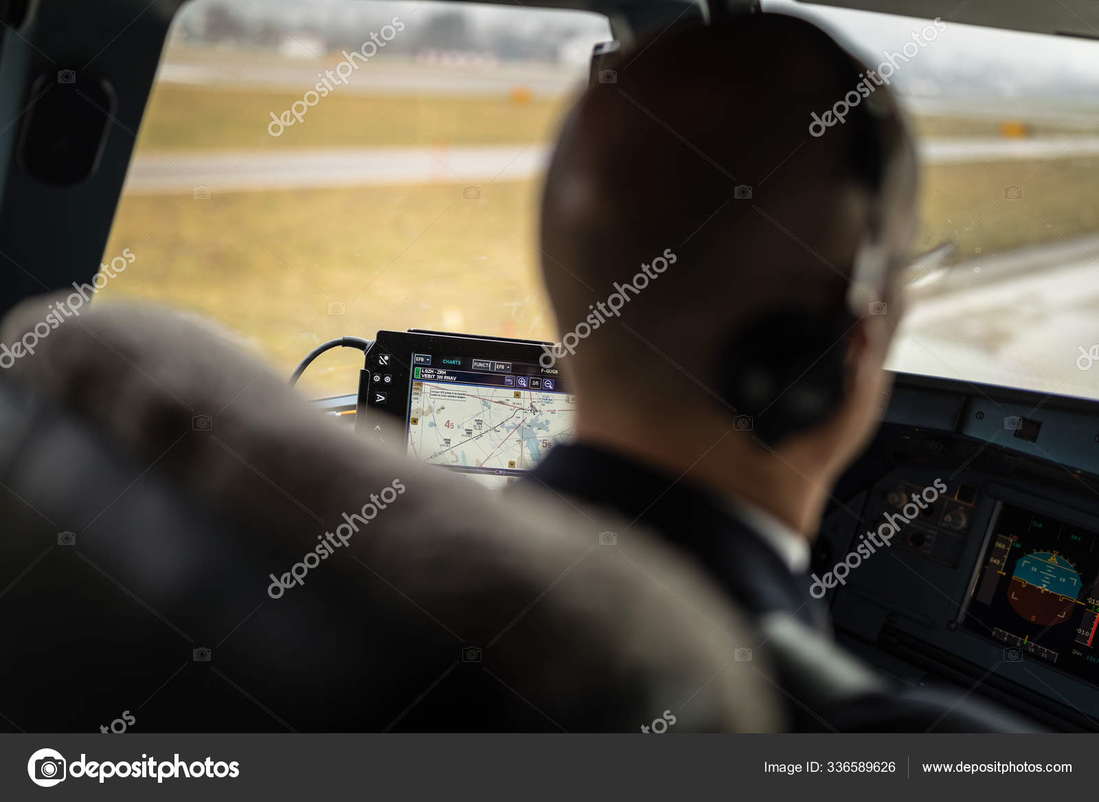 Pilot's hand accelerating on the throttle during takeoff Stock Photo by ...
