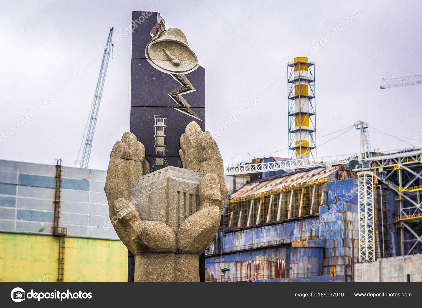 Monument in Chernobyl – Stock Editorial Photo © fotokon #186097910