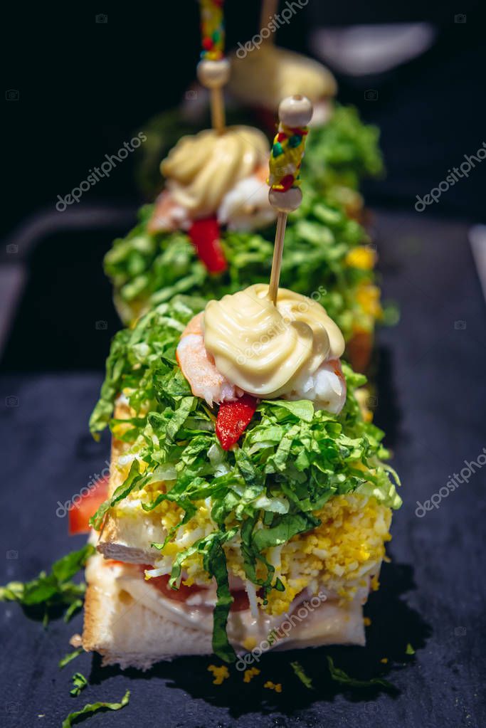 Aperitivos tradicionales llamados pinchos en el bar de tapas en la ...