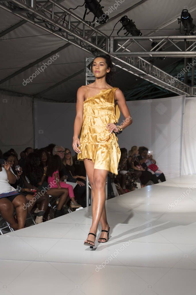 Una modelo camina por la pasarela para el diseñador Garry Desyin ...