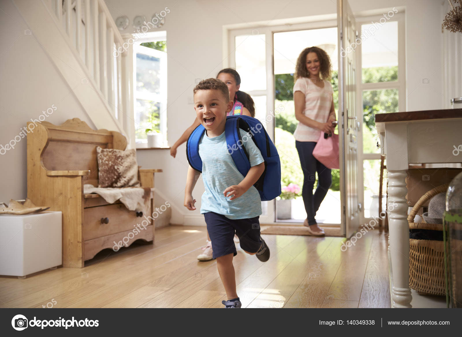 Niños emocionados regresando a casa de la escuela con la madre — Foto ...