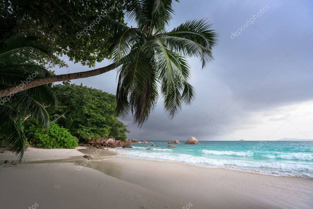 Anse Lazio playa después de la lluvia, Praslin isla, Seychelles 2024