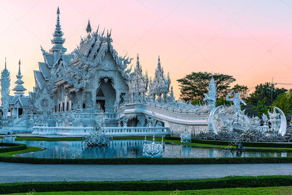 Wat Rong Khun (templo blanco) al atardecer en Chiang Rai, Tailandia.23 ...