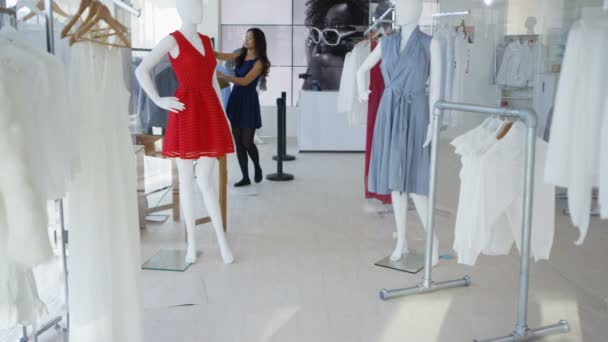 11,182 vídeos de Personas tienda ropa, metraje de Personas tienda ropa ...