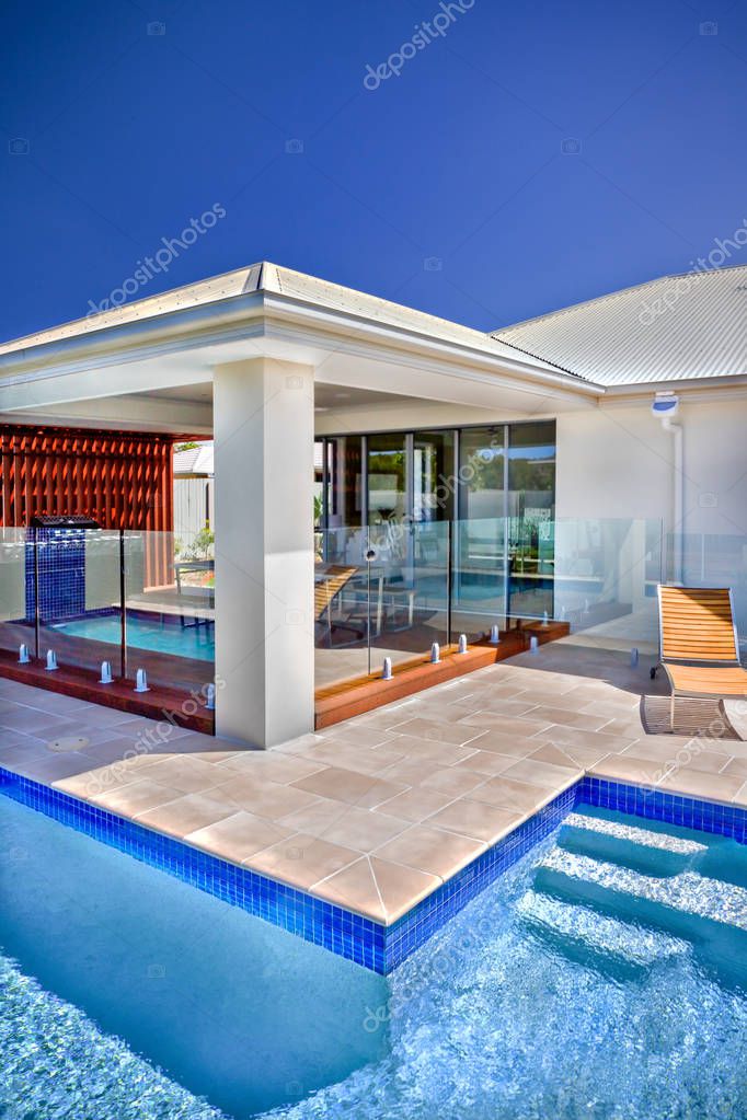 Color azul Piscina moderna llena de agua clara en la l 2023