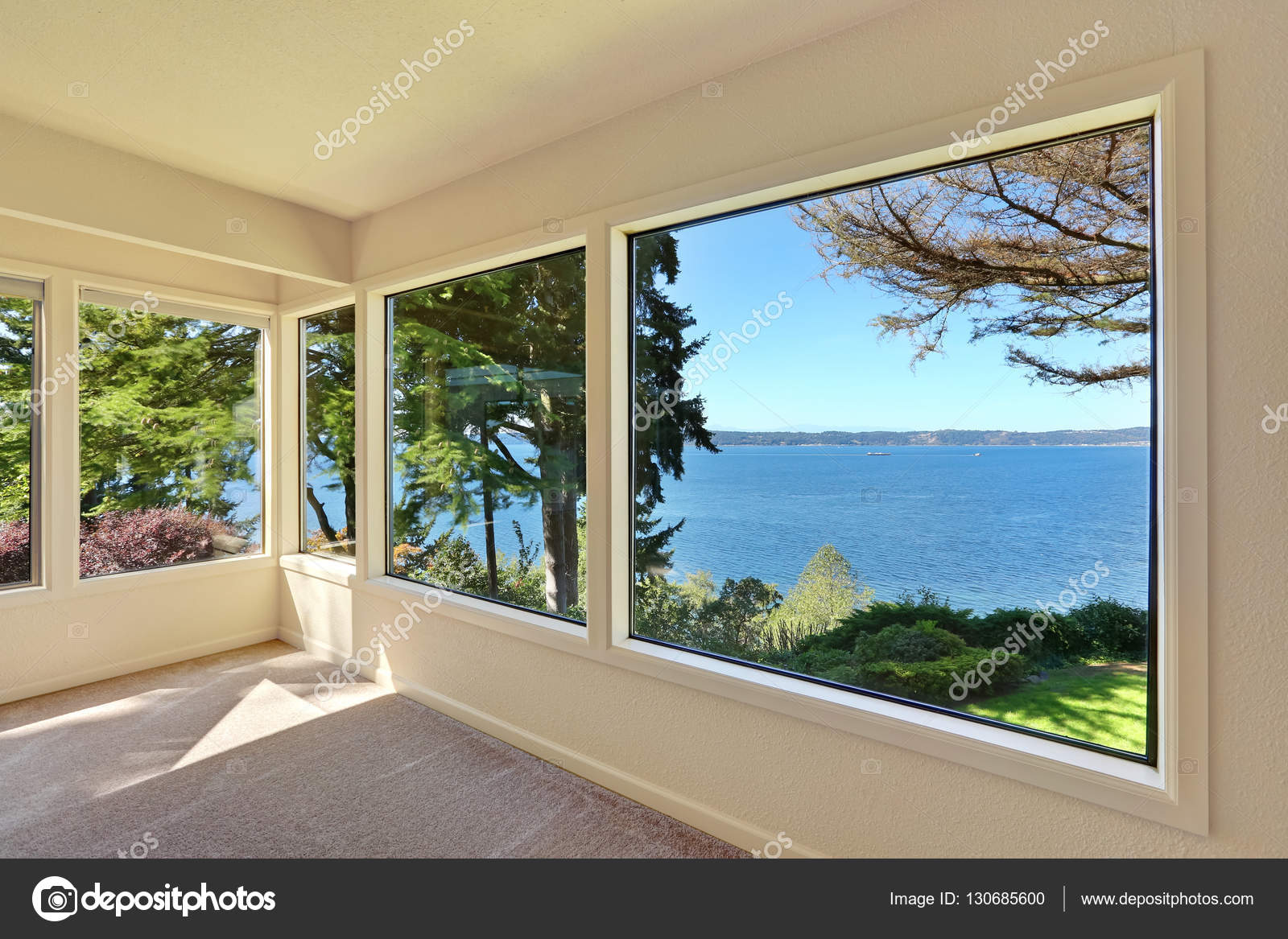 Large windows overlooking amazing water view. — Stock Photo © iriana88w ...