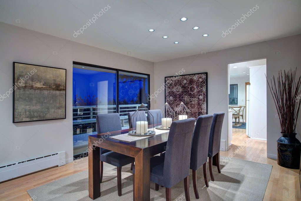 Espacio comedor de tonos grises con puertas de cristal a gran terraza superior 2024