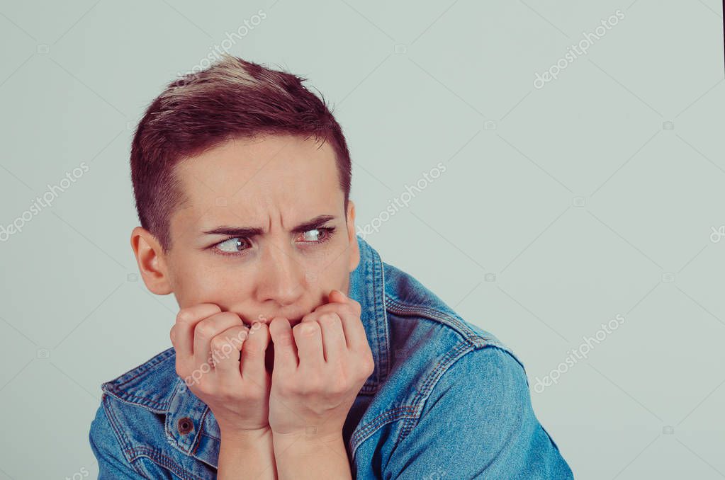 Primer plano retrato joven insegura vacilante nerviosa mujer mordi ndose las u as anhelando algo ...