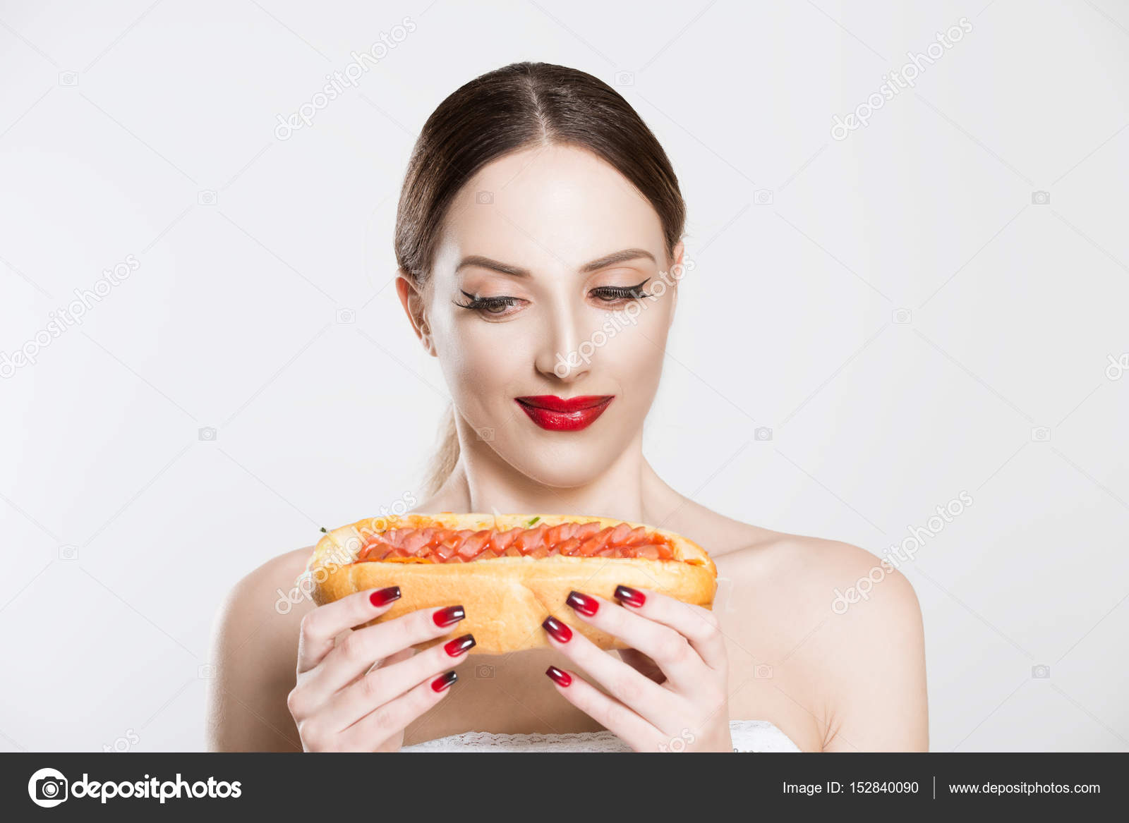 Lokanta için özlem. Lezzetli tutan güzel genç kadın sosisli onun elinde ...