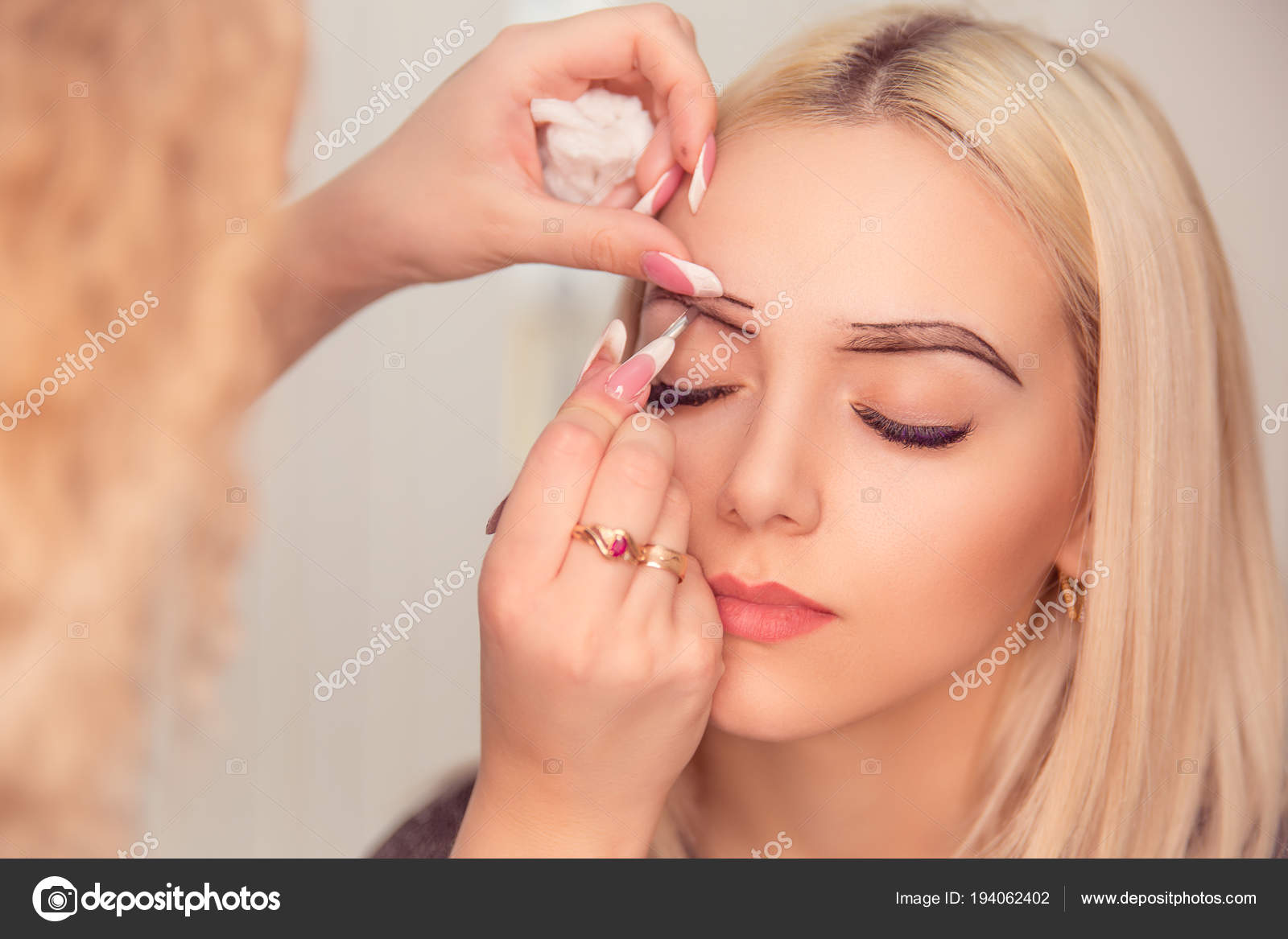 Microblading eyebrows work flow in a beauty salon — Stock Photo © HBRH ...