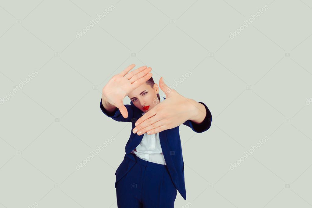 Mujer haciendo un marco con sus enormes manos grandes mirando a través ...