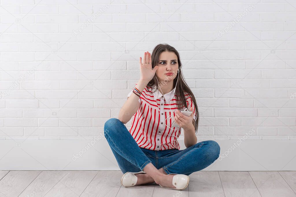 Basta Habla Con Mi Mano Mujer Joven Seria Con Móvil Y Auriculares