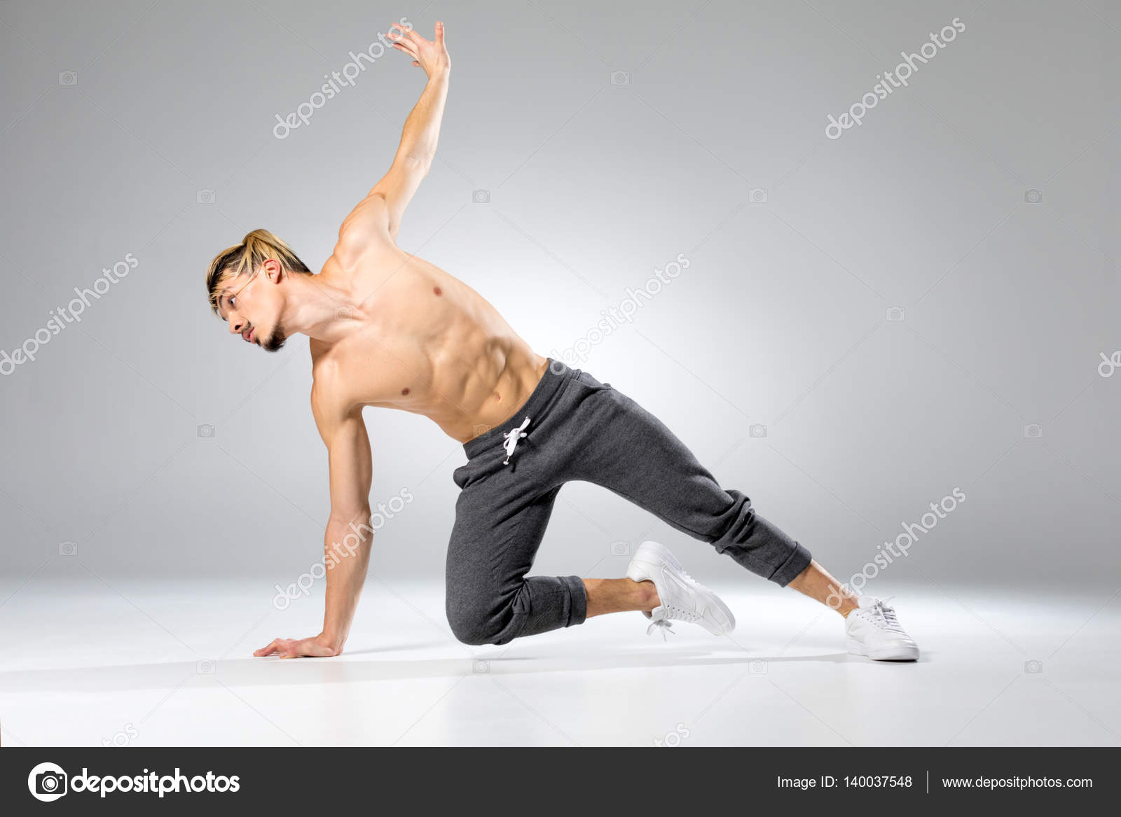Young man dancing — Stock Photo © OlgaZakrevskaya #140037548