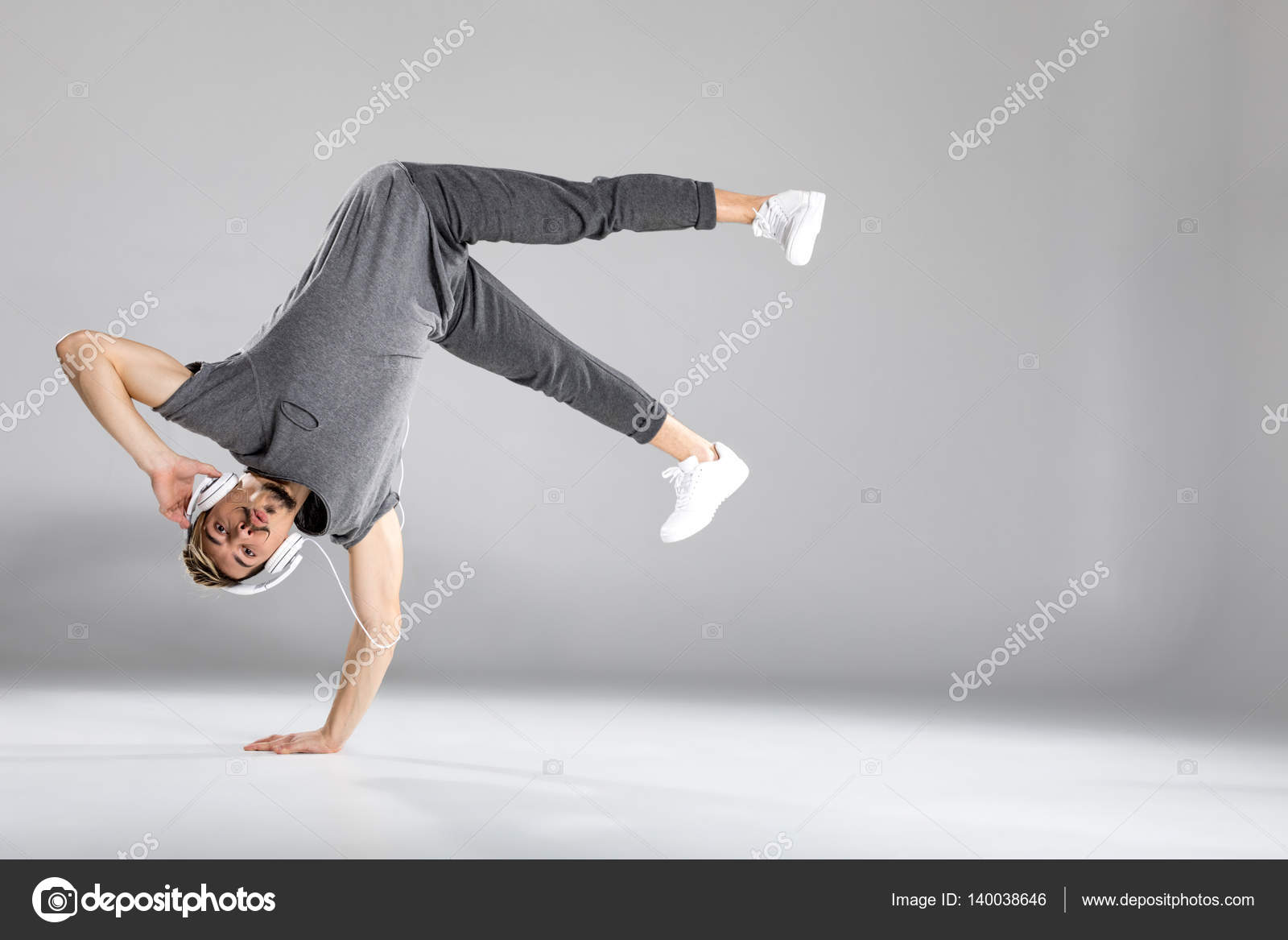 Young man dancing — Stock Photo © OlgaZakrevskaya #140038646