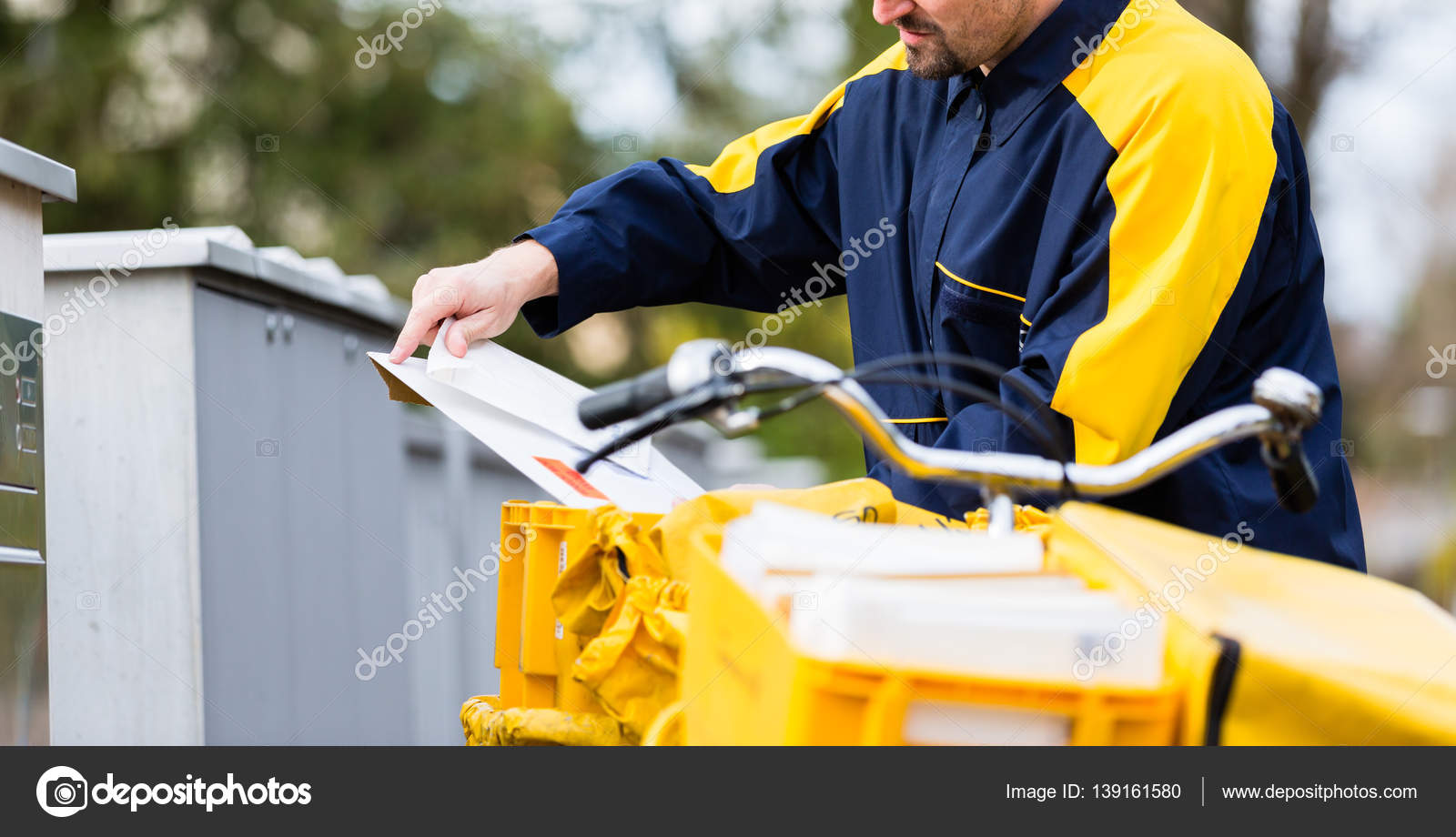Postman delivering letters to mailbox — Stock Photo © Kzenon #139161580