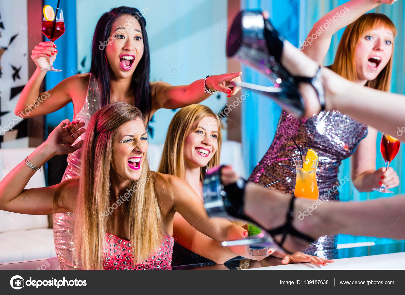 Filles Ivres Dans Le Club De Strip Tease Image Libre De Droit Par