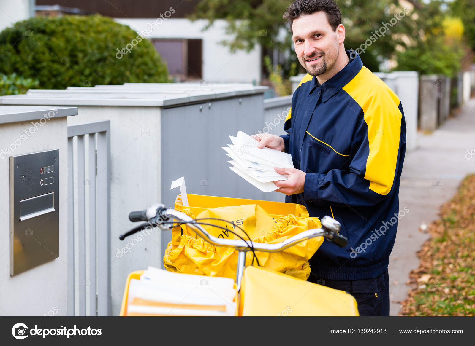 Cartero entregando cartas al buzón — Foto de stock #139242918 © Kzenon