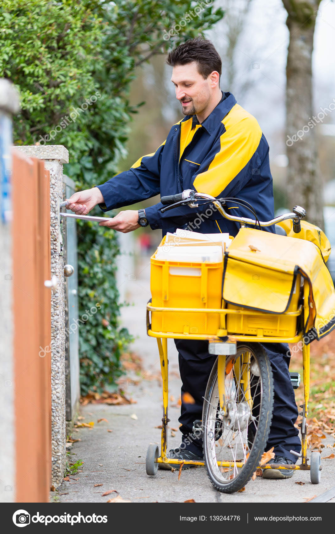 Carteiro entregando cartas para caixa de correio — Foto © Kzenon #139244776