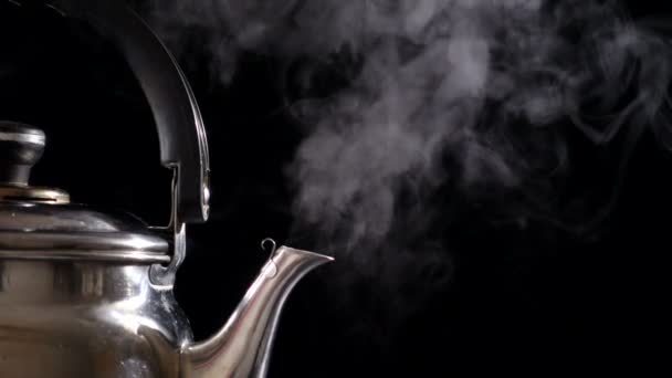 Waterkoker voor thee met kokend water ⬇ Stockfoto, rechtenvrije foto ...