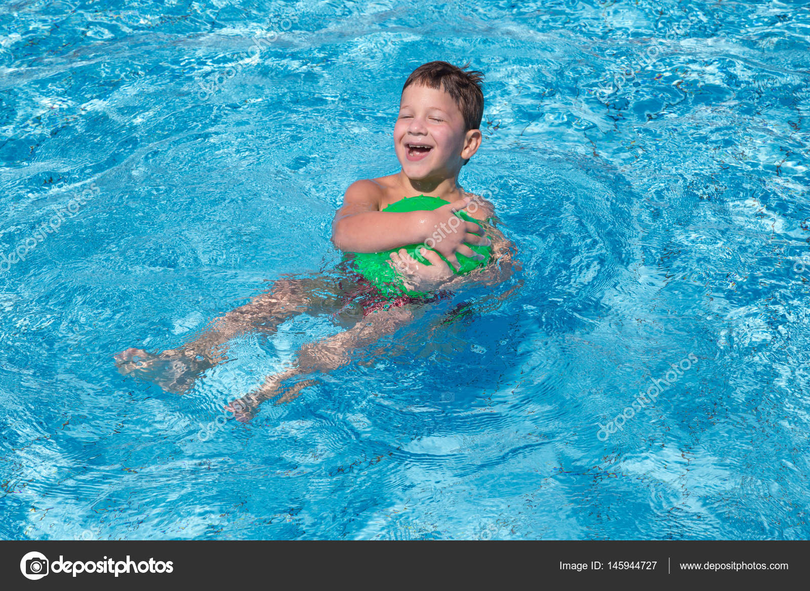 Little boy playing with ball in the pool — Stock Photo © sbworld7 ...