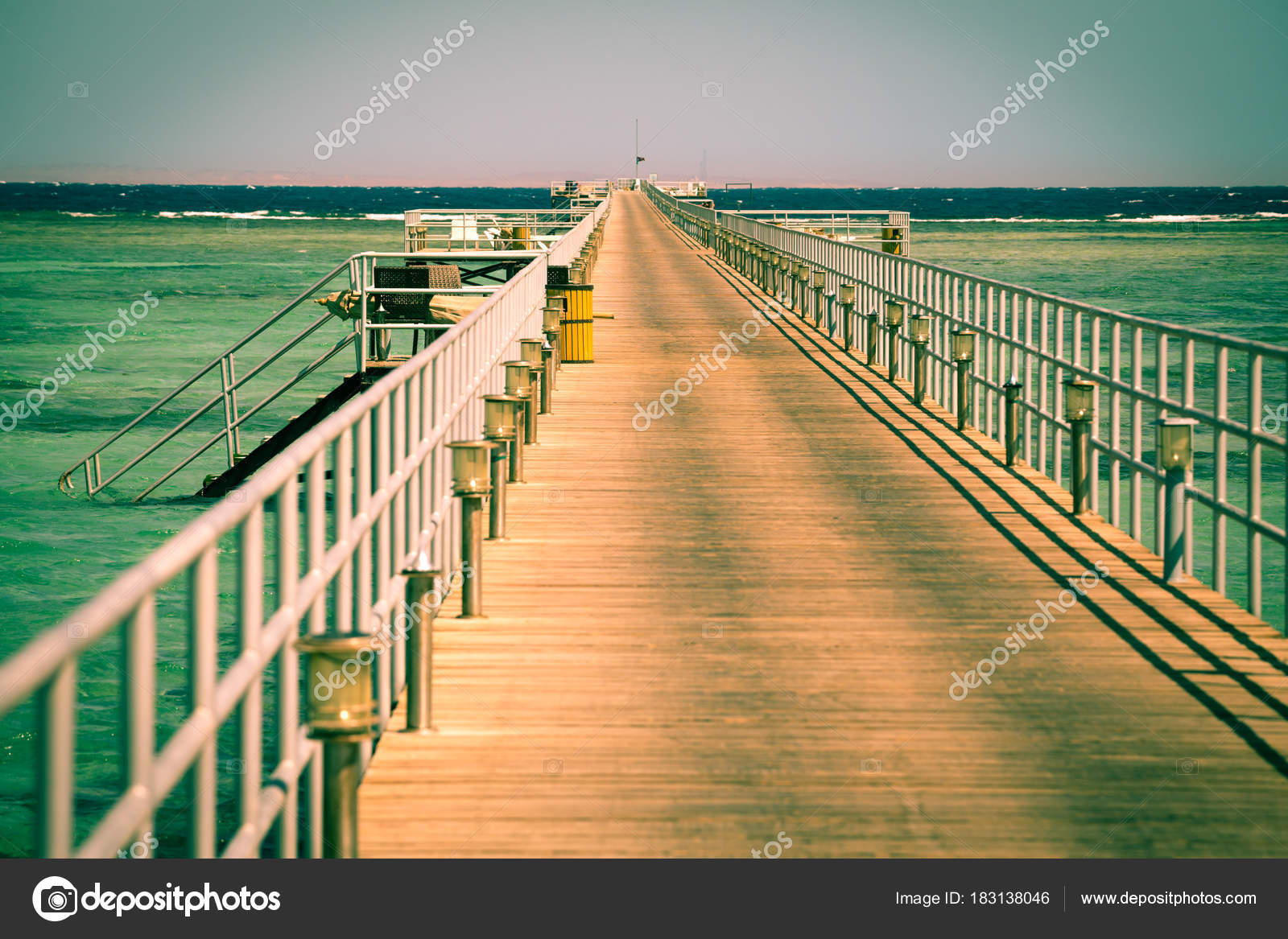 Muelle largo con agua azul en Mar Rojo, vintage tonificado — Foto de ...