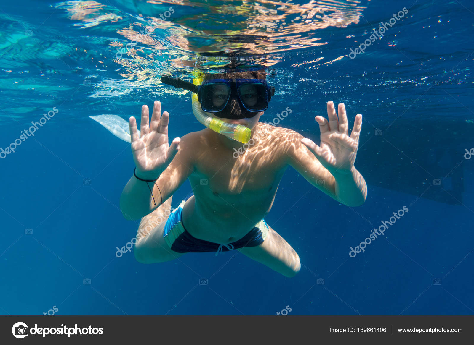 Boy in swimming mask dive in Red sea near yacht — Stock Photo ...
