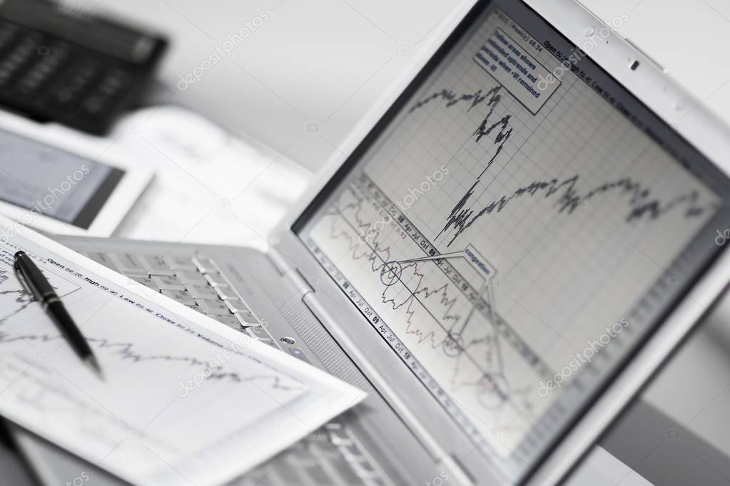 Empresario analizando gr ficos de inversi n con un port til. Contabilidad, gr fico creciente en ...