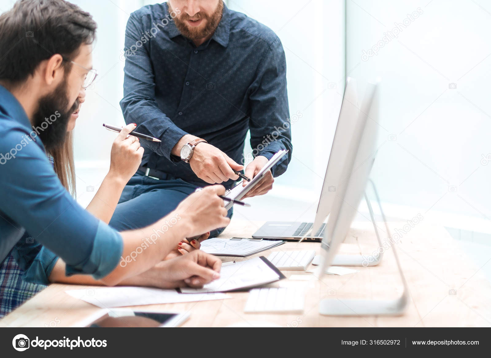 Project Manager explaining to the staff the current task — Stock Photo ...