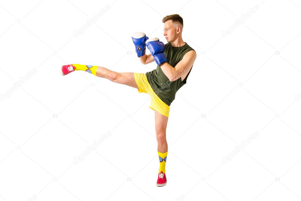 Un Joven Deportista Golpea Con Guantes De Boxeo Patadas Aislado Sobre Fondo Blanco Vista