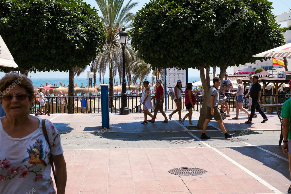 Típica calle del casco antiguo de Marbella, Costa del Sol, Andalucía, S ...