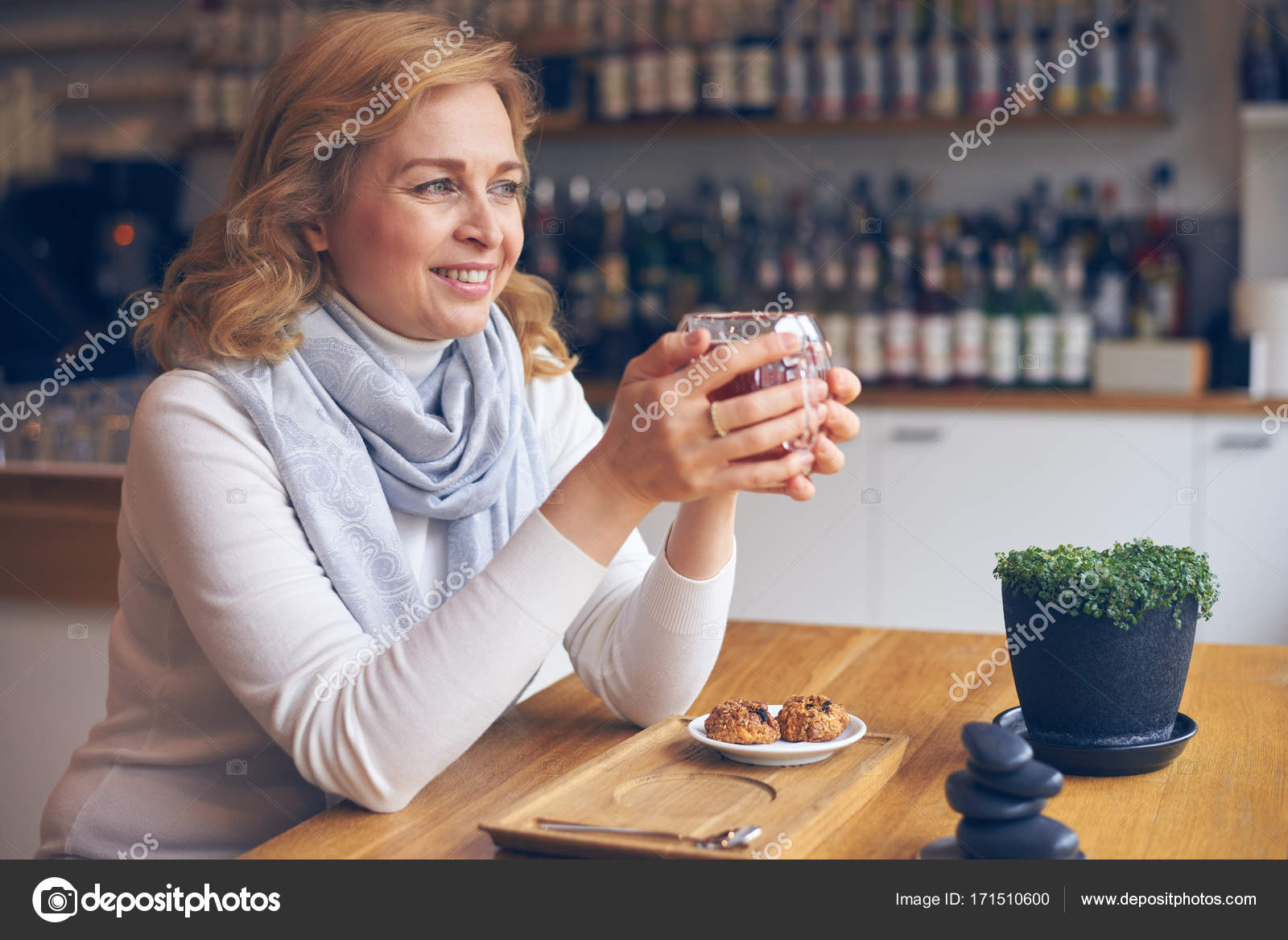 Plaisir Femme Mûre Profiter Dune Tasse De Thé Image Libre De Droit Par