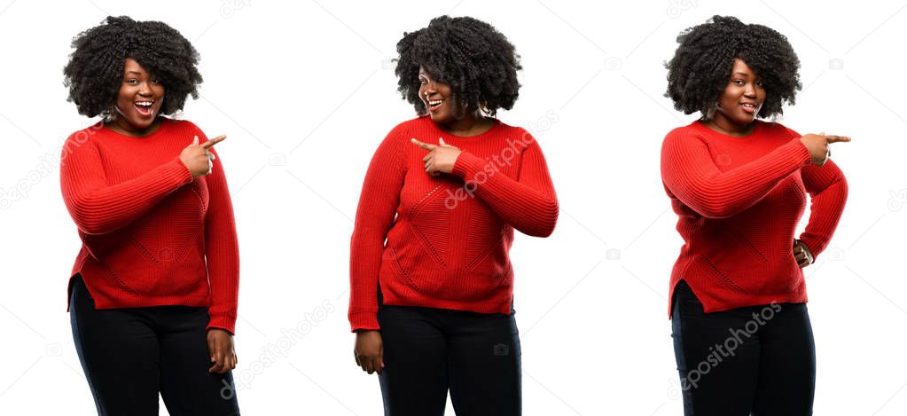 Joven modelo africano hermoso más tamaño apuntando hacia el lado con el ...