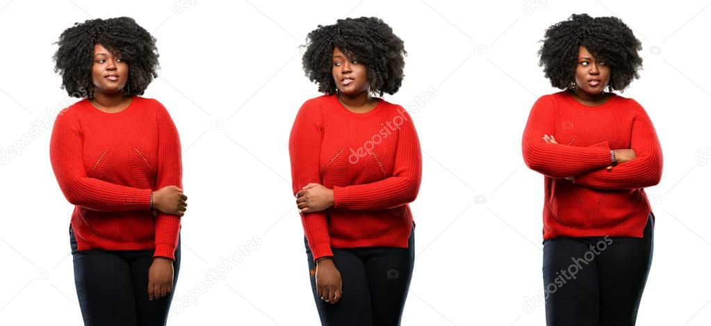 Joven hermosa africana más modelo de tamaño seguro y feliz con una gran ...