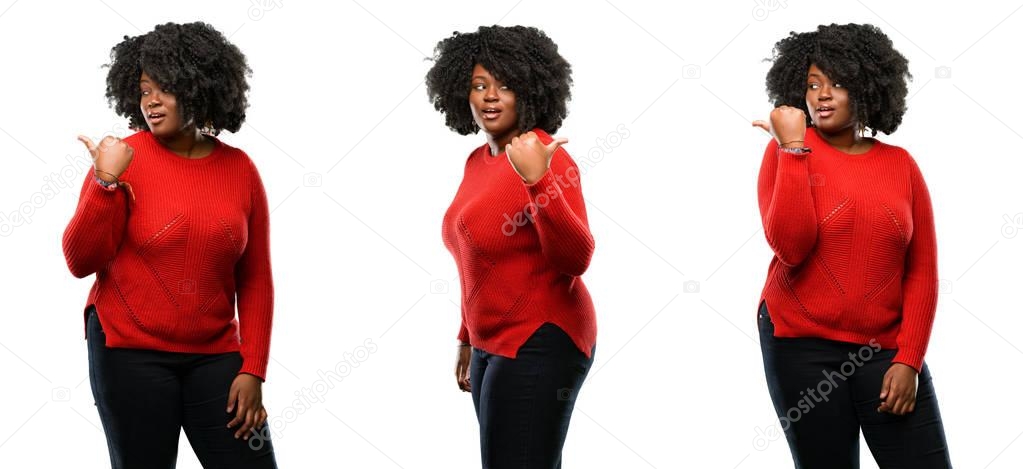 Joven modelo de tamaño grande africano hermoso apuntando hacia el lado ...