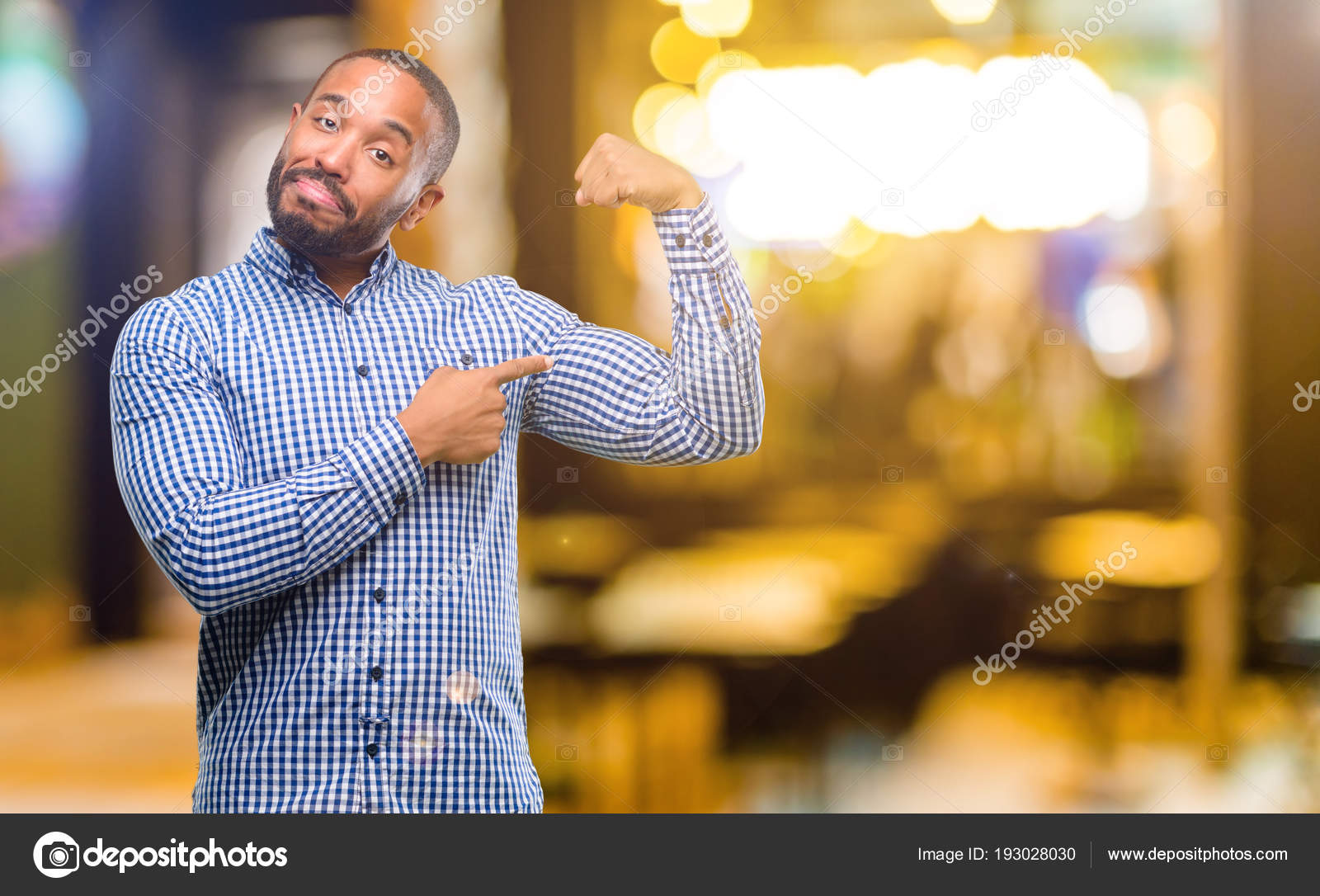Hombre Afroamericano Con Barba Apuntando Bíceps Expresando Fuerza ...