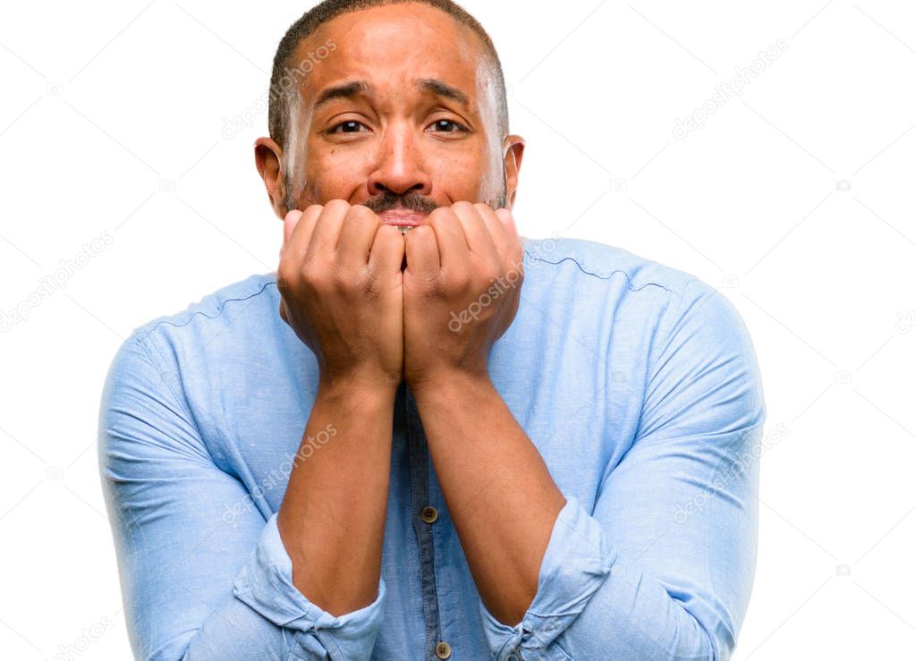 Hombre afroamericano con barba aterrorizada y nerviosa expresando ...