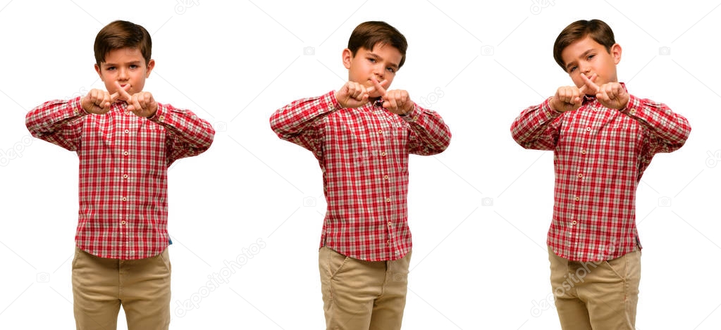 Niño guapo con ojos verdes molesto con mala actitud haciendo señal de ...