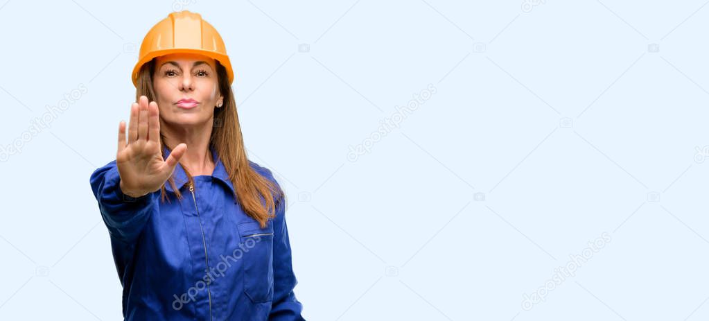 Ingeniera trabajadora de la construcción mujer molesta con mala actitud ...