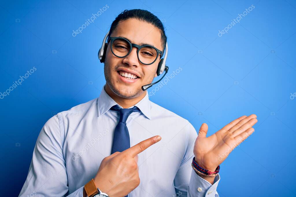 Joven brasileño agente de call center hombre con gafas y corbata de ...